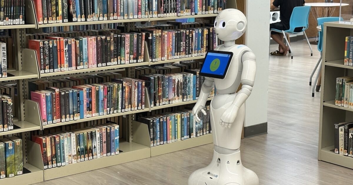 ʻĀina Haina Public Library adds robot to staff