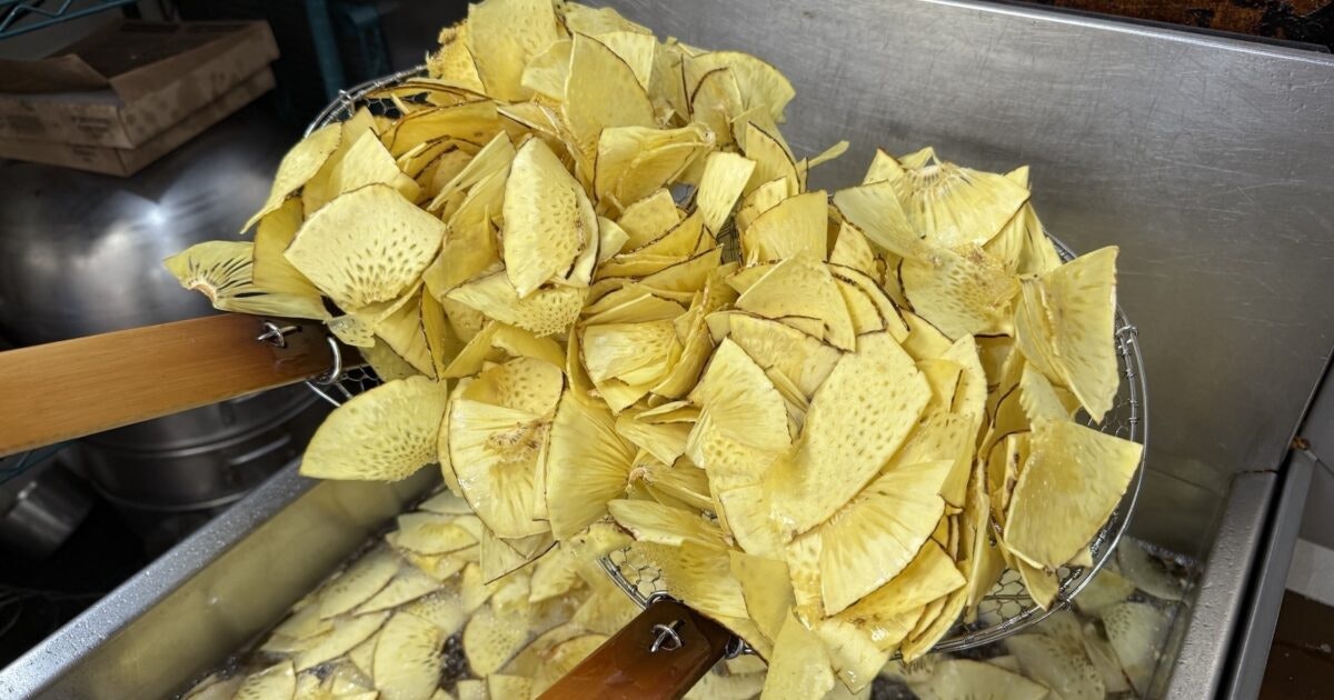 You can get fresh ‘ulu chips at this Honolulu factory